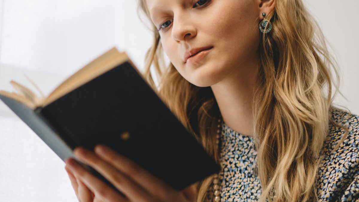 Cam Girl de Leah Raeder, o carte pe care ar trebui s-o citească orice ...